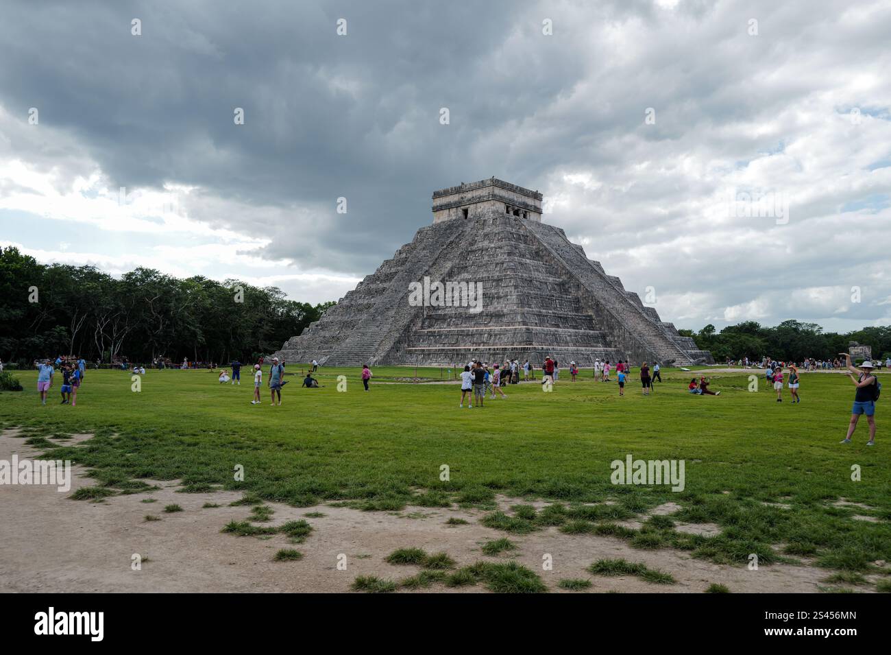 Iconic ancient Mayan religious ruins of Chichén-Itzá in the heart of ...