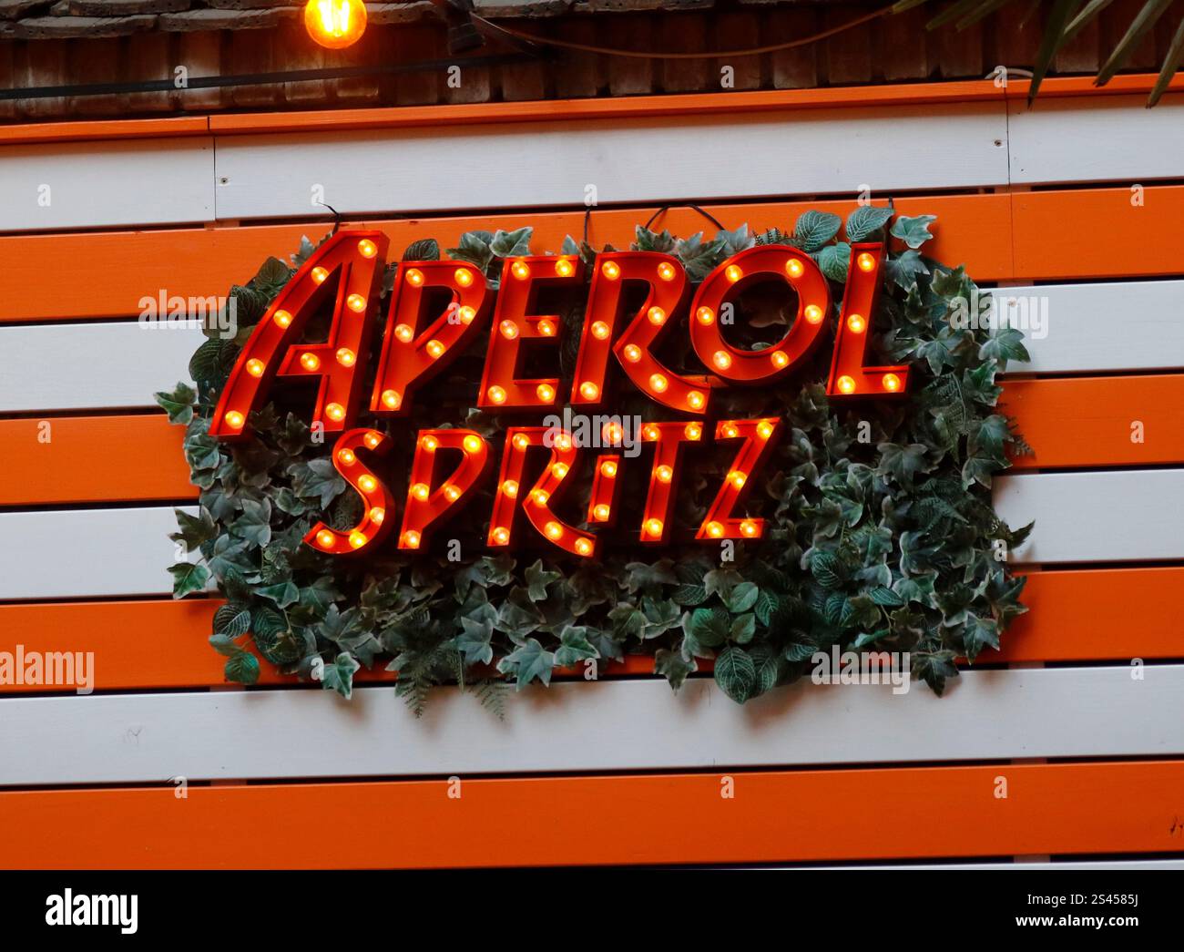 Aperol spritz icon hi-res stock photography and images - Alamy
