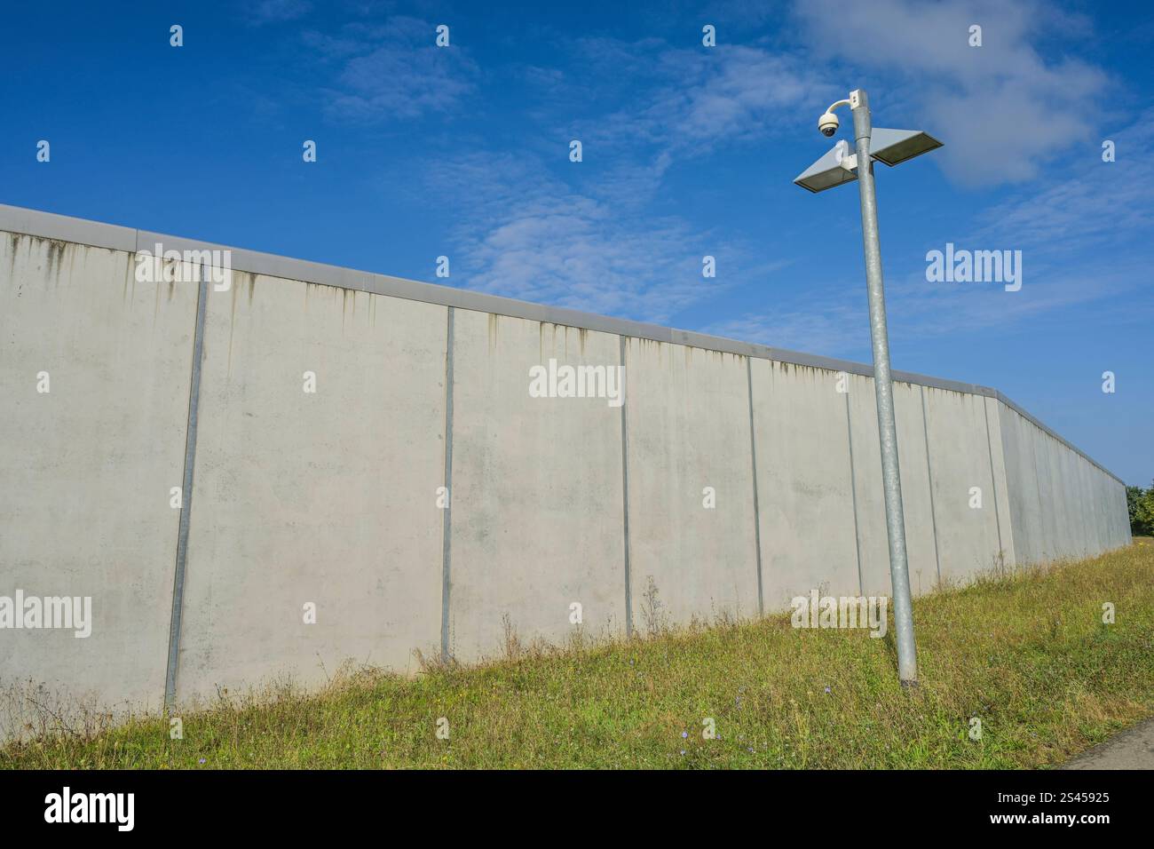 Mauer der Justizvollzugsanstalt, Asperger Straße, Stammheim, Stuttgart ...