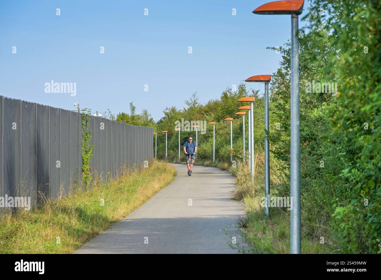Weg am Zaun der Justizvollzugsanstalt Stammheim, Stuttgart, Baden ...