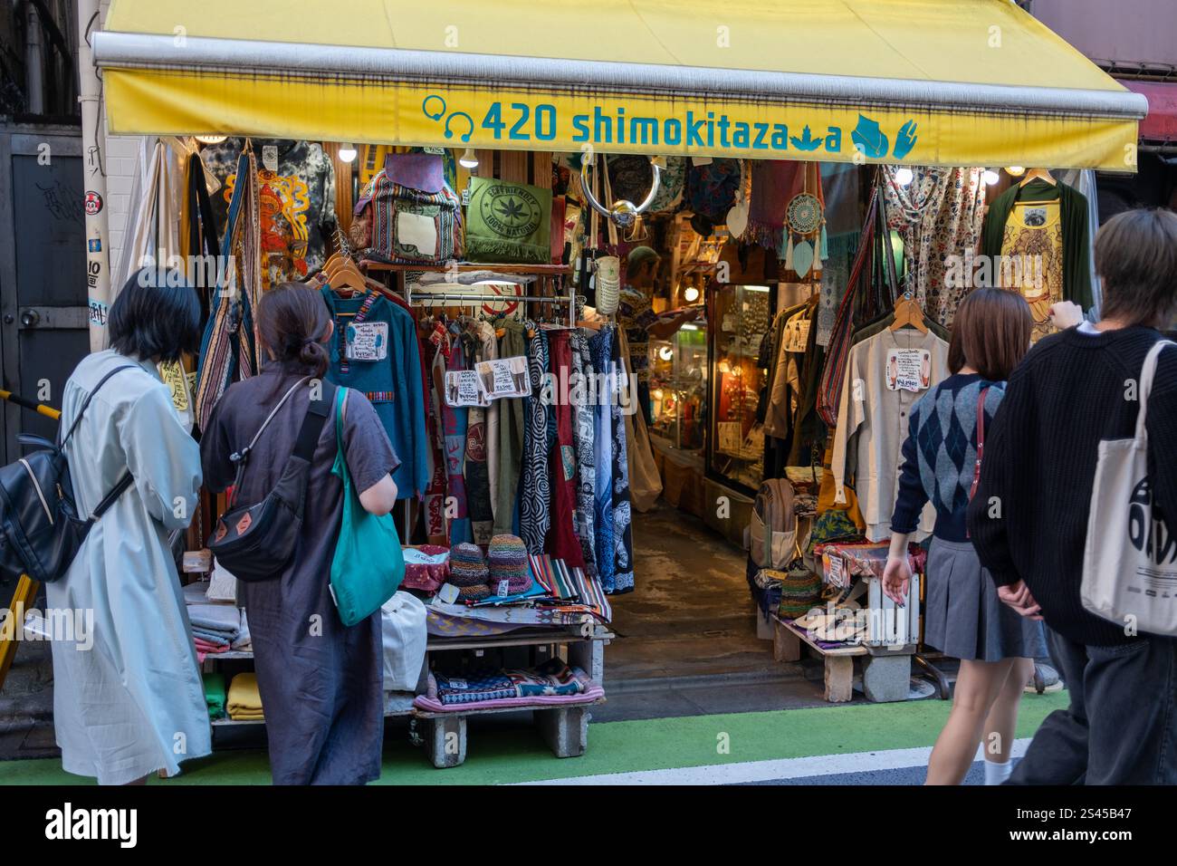 Vintage clothes stores hi-res stock photography and images - Alamy