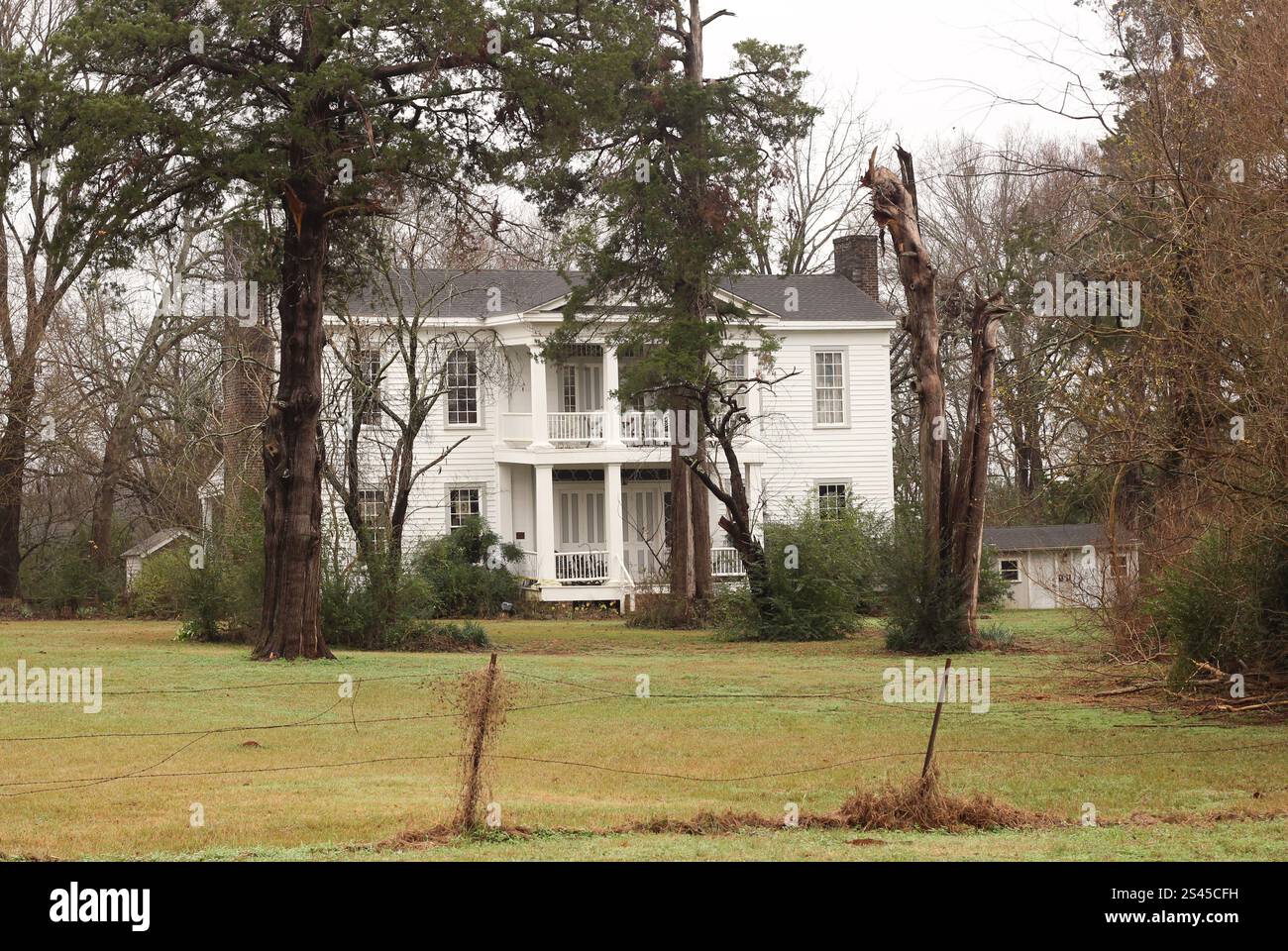 Abandoned Historic Antebellum Home in rural East TX Stock Photo - Alamy