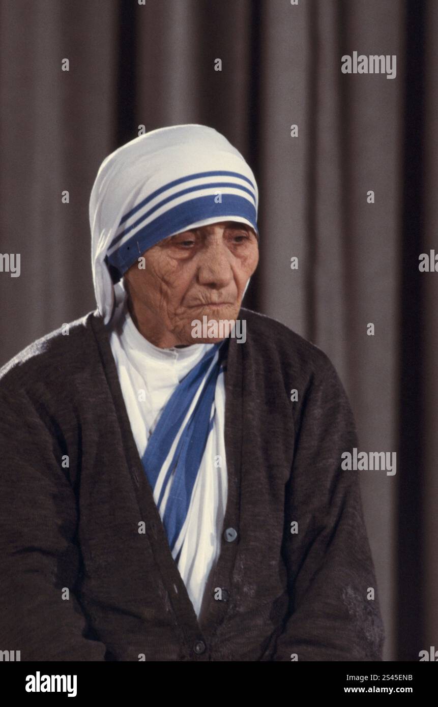 Mother Teresa, half-length portrait by Bernard Gotfryd (1924-2016 Stock ...