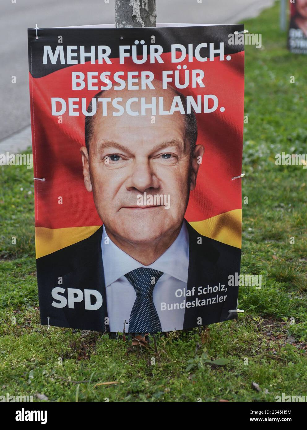 Wahlkampfplakatierung in Freiburg. DieSPD wirbt mit einem Plakat Mehr ...