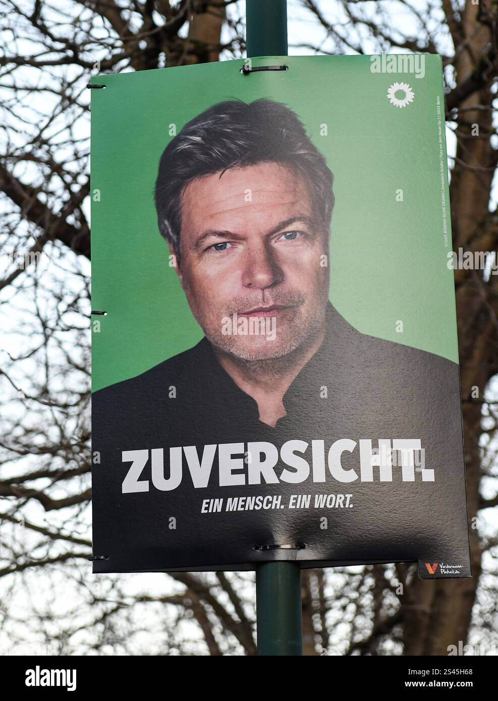 Wahlkampfplakatierung in Freiburg. Die Gruenen werben mit einem Plakat ...