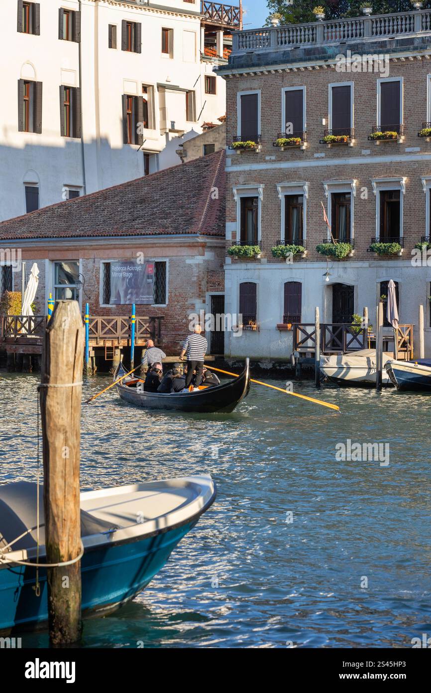 Venice, Italy - September 30, 2024: Traghetto Gondola Ferry service for ...