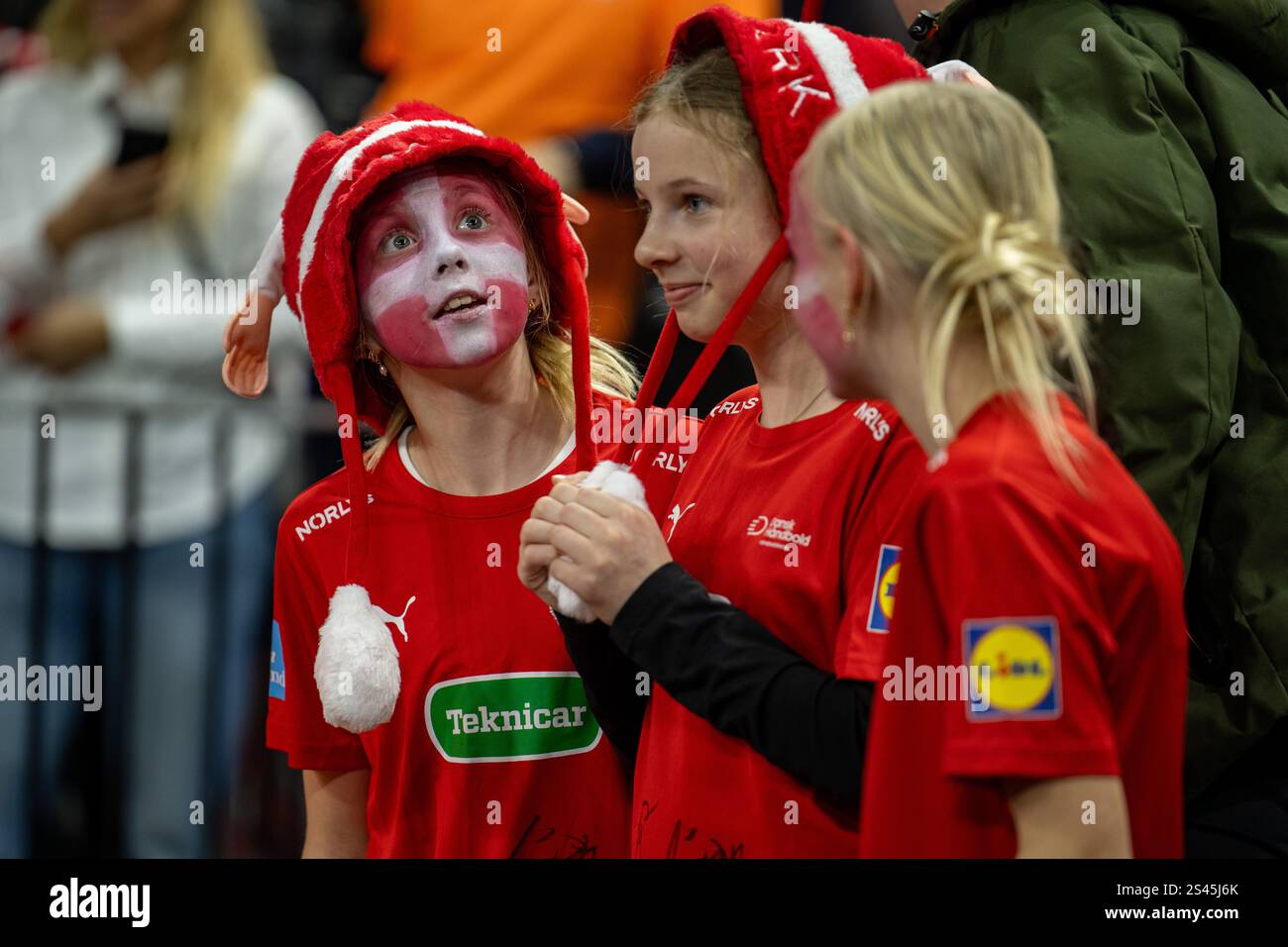 Copenhagen, Denmark. 09th, January 2025. Young handball fans of Denmark ...