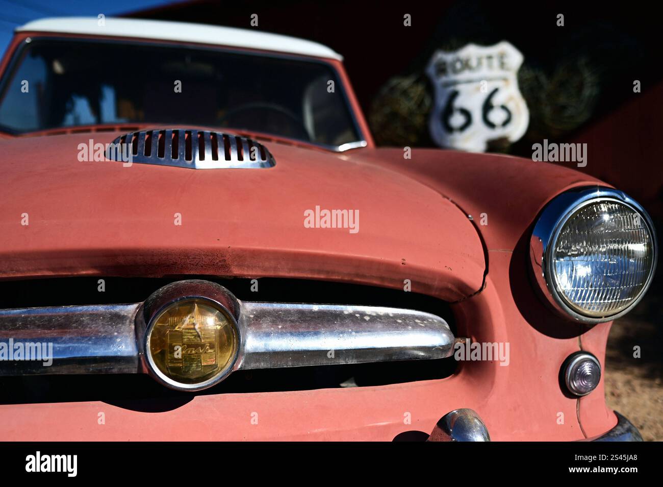 Classic cars in front of Giganticus Headicus Store on Route 66, Arizona ...