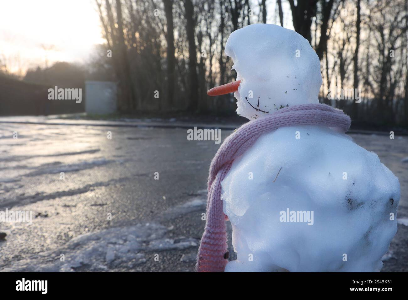 Ende von Schneemännern Ein Schneemann findet während des Tauwetters ...