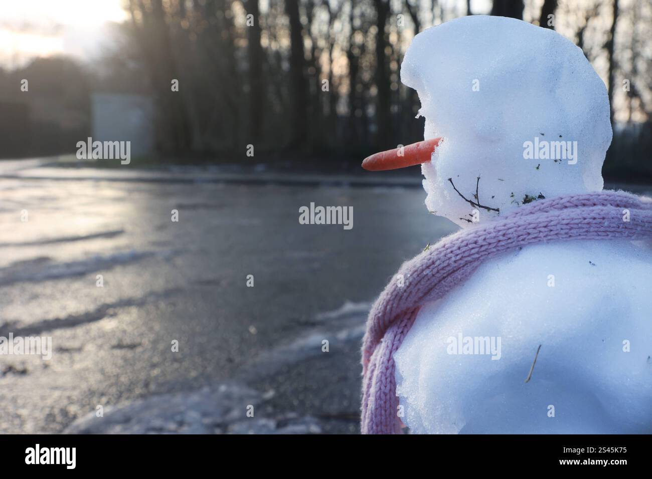 Ende von Schneemännern Ein Schneemann findet während des Tauwetters ...