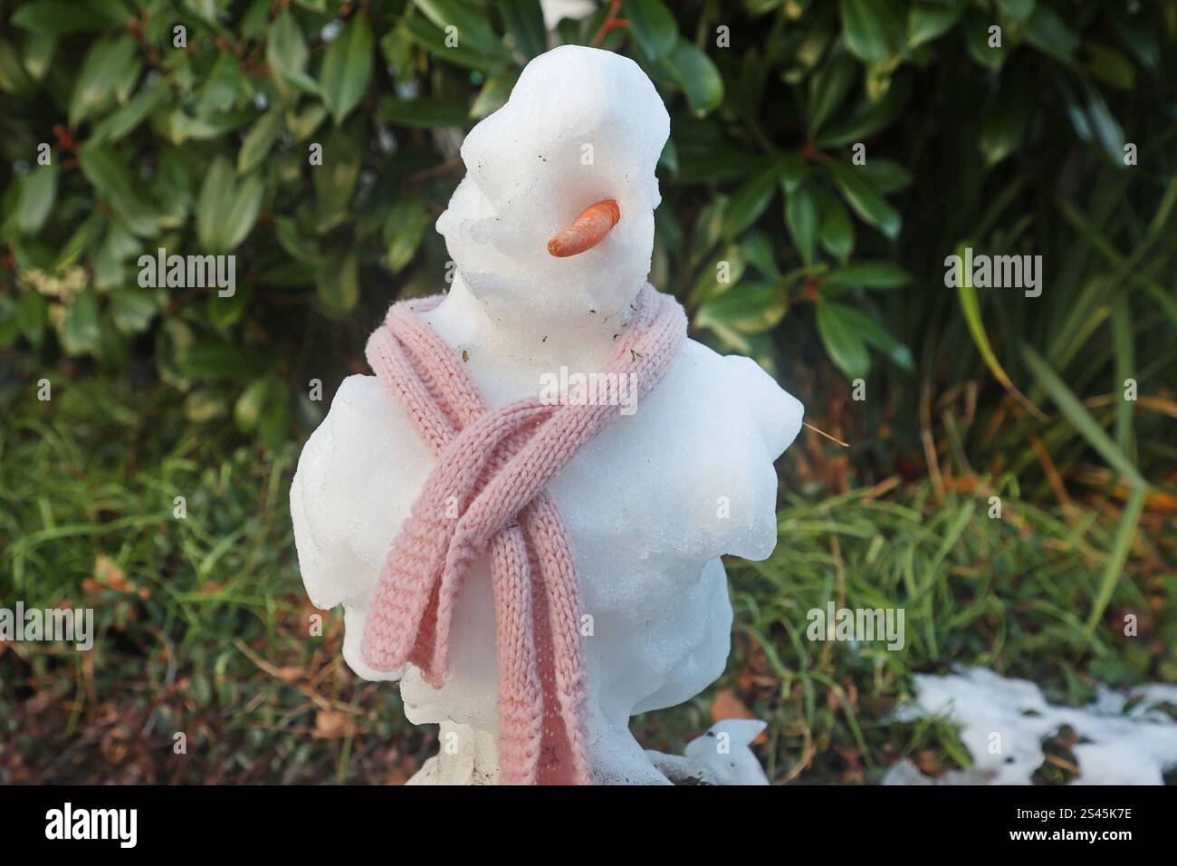 Ende von Schneemännern Ein Schneemann findet während des Tauwetters ...