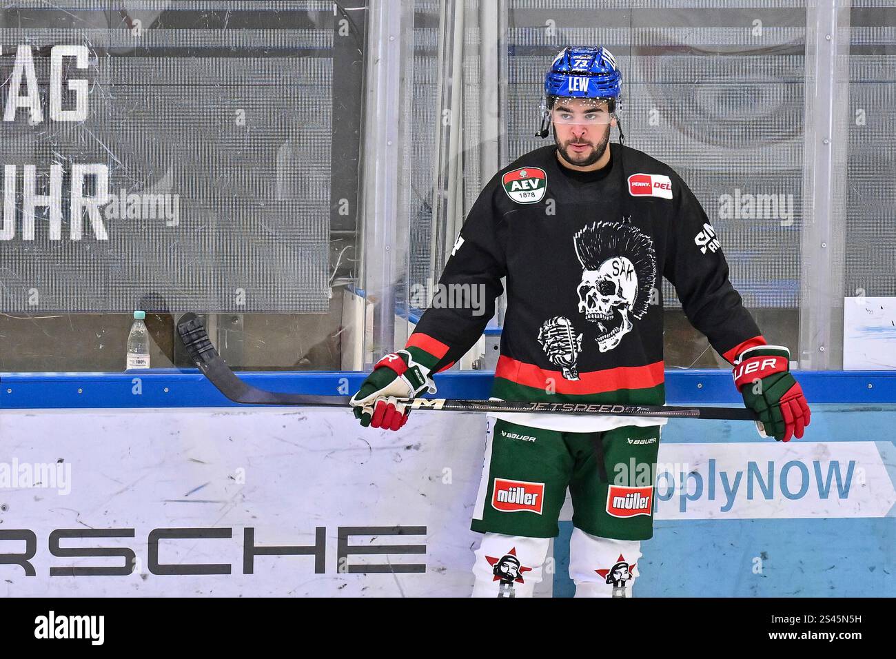 im Bild Nicholas BAPTISTE (Augsburger Panther 73) beim warmup vor der ...