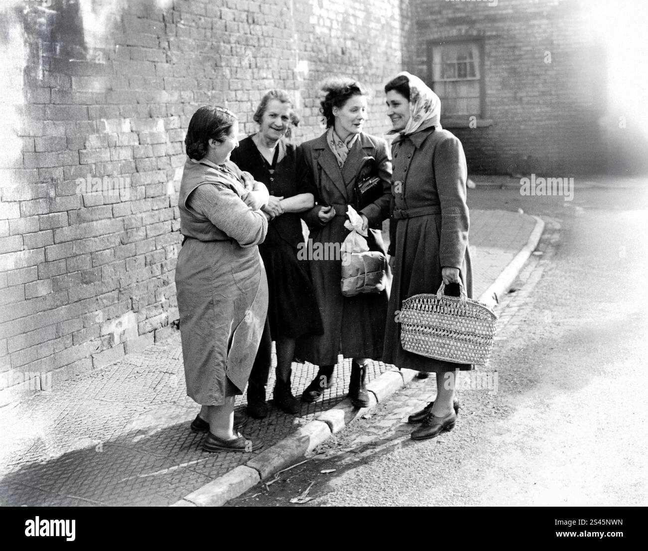 Women, england 1950s hi-res stock photography and images - Alamy