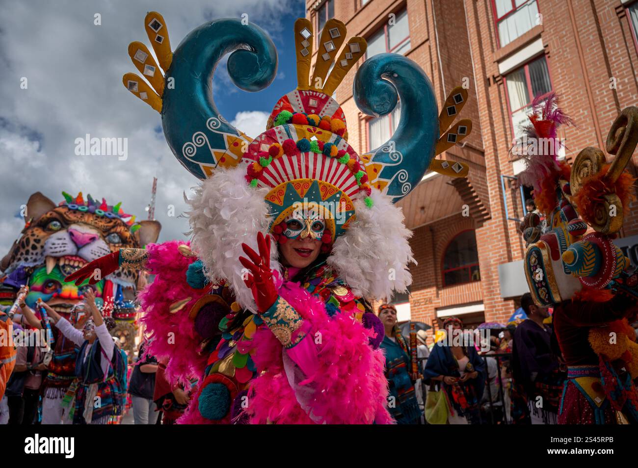 Murgas, individual costumes and majestic floats come together to ...