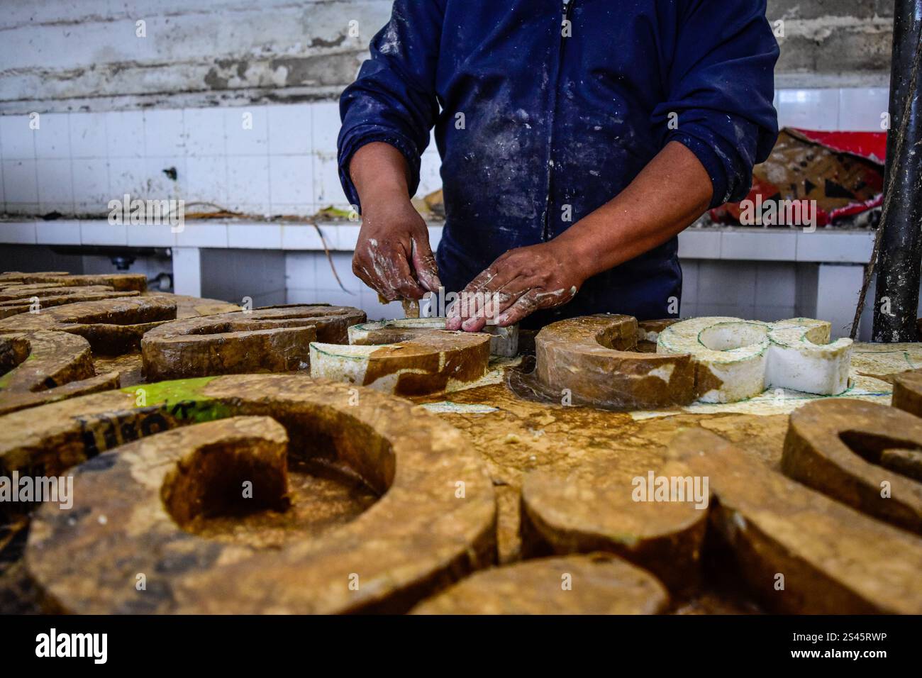 Artisans make float which will be exhibited in the city of Pasto Nariño ...
