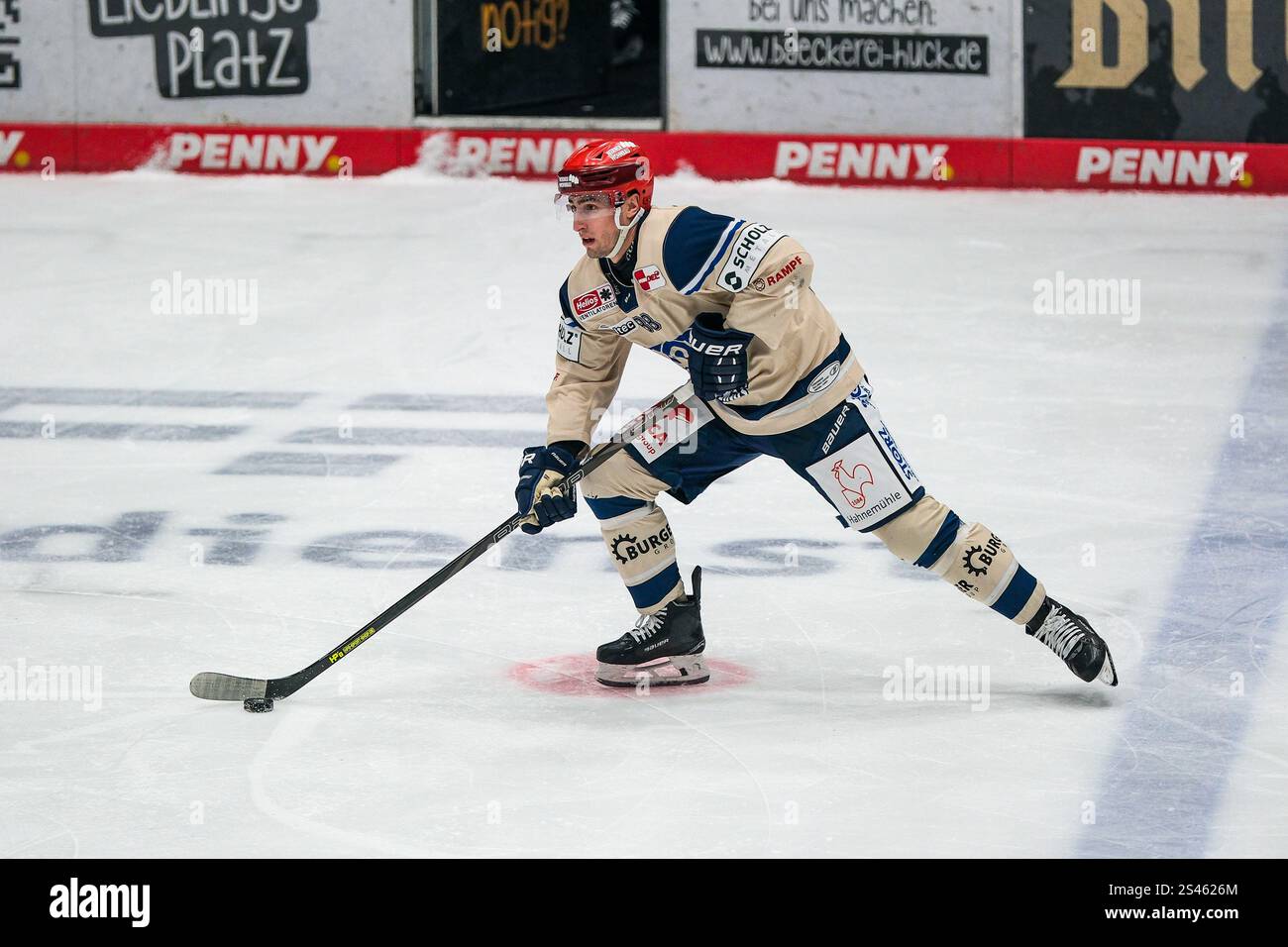 Kyle Platzer (Schwenninger Wild Wings, #88) spielt den Puck. GER ...