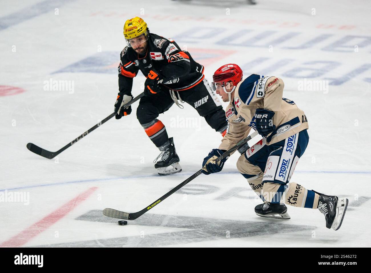 Kyle Platzer (Schwenninger Wild Wings, #88) spielt den Puck, dahinter ...