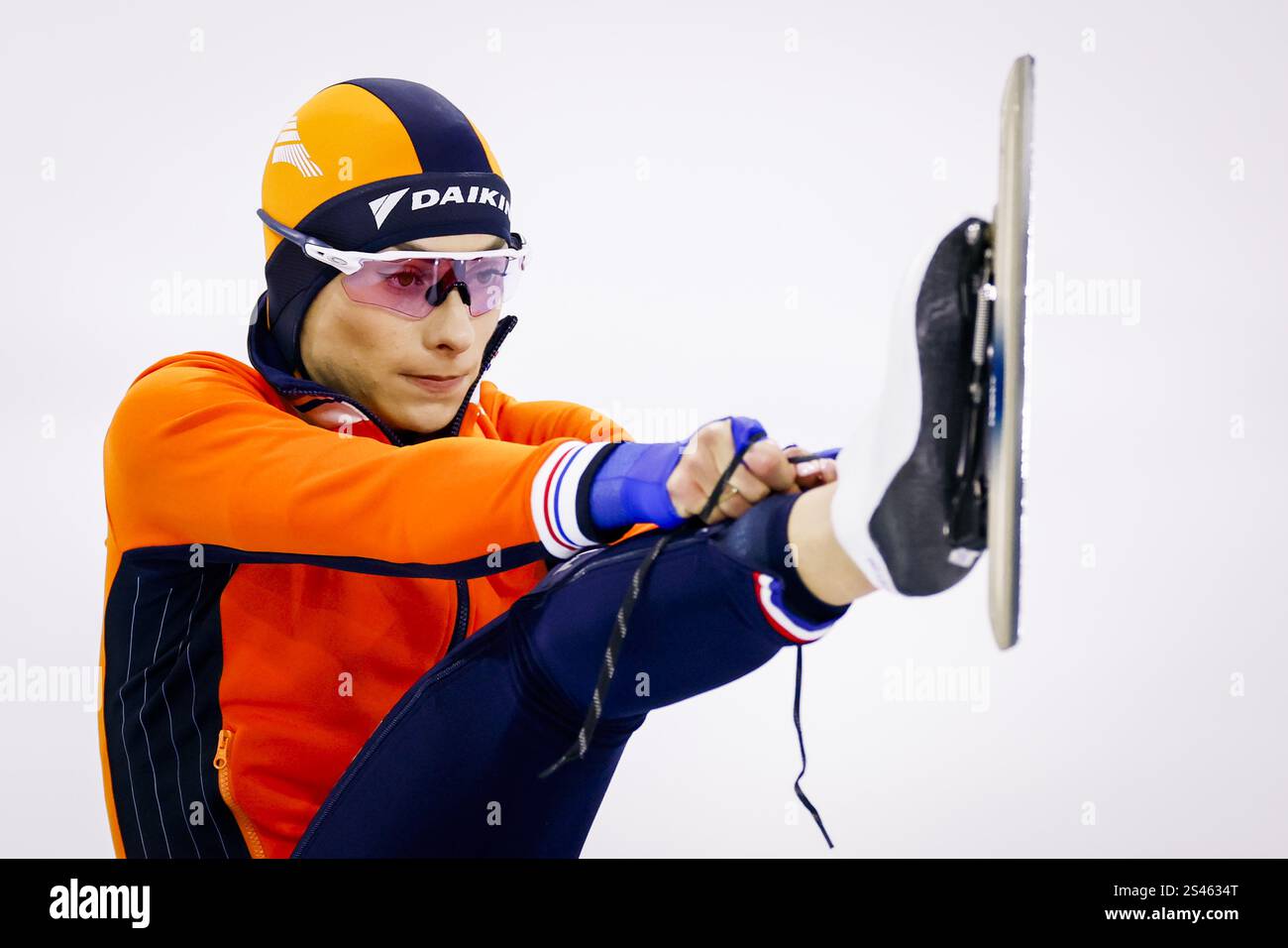 HEERENVEEN - Femke Kok (Netherlands) puts on her skates prior to the ...