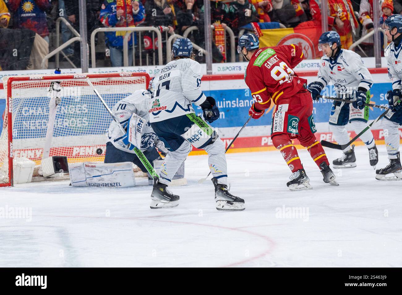 Tyler Gaudet (Duesseldorfer EG, #93) mit dem Tor zum 2:0 fuer die DEG ...