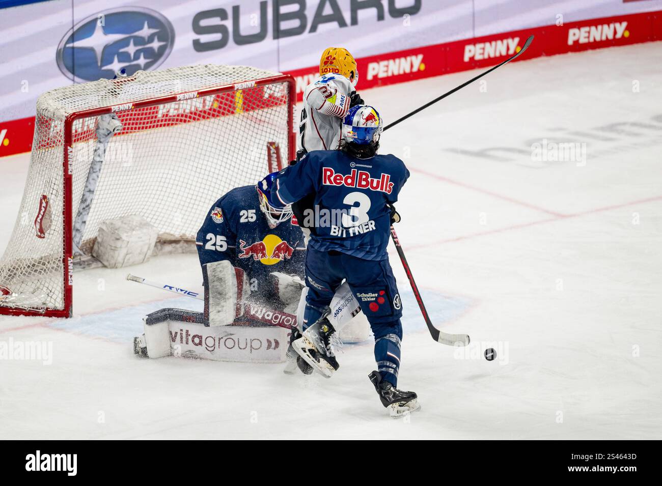 Markus Vikingstad (Fischtown Pinguins Bremerhaven, #37) verpasst gegen Simon Wolf (Torwart, EHC ...