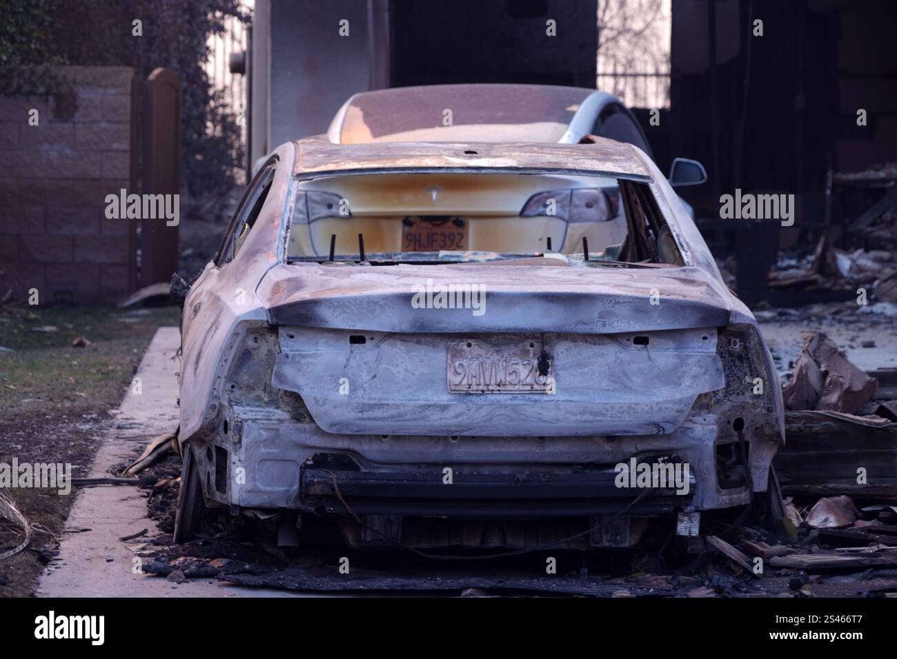 Altadena, United States. 09th Jan, 2025. Burned cars at a home from the ...