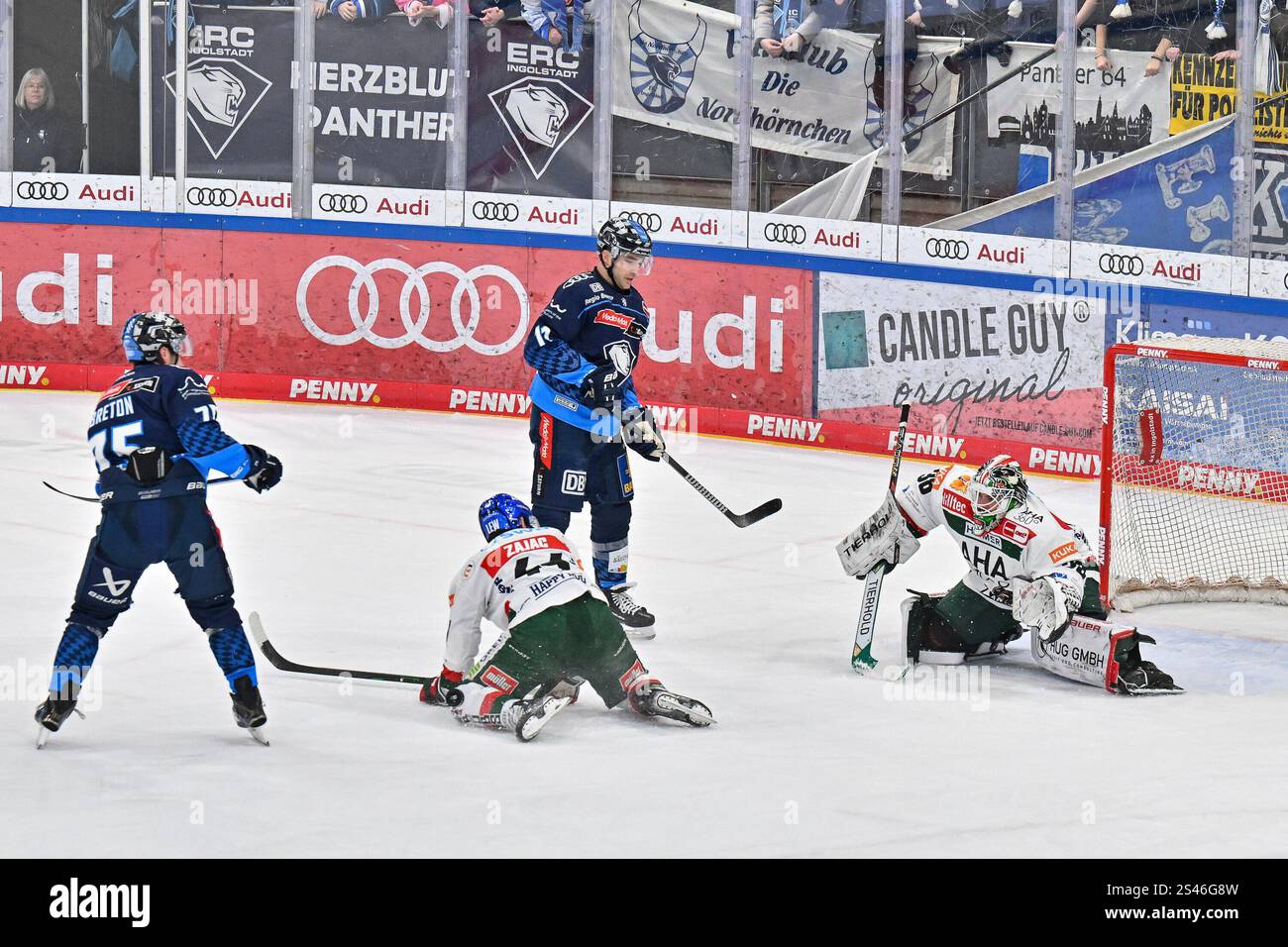 Nolan ZAJAC (Augsburger Panther #44) blockt in letzter Sekunde einen ...