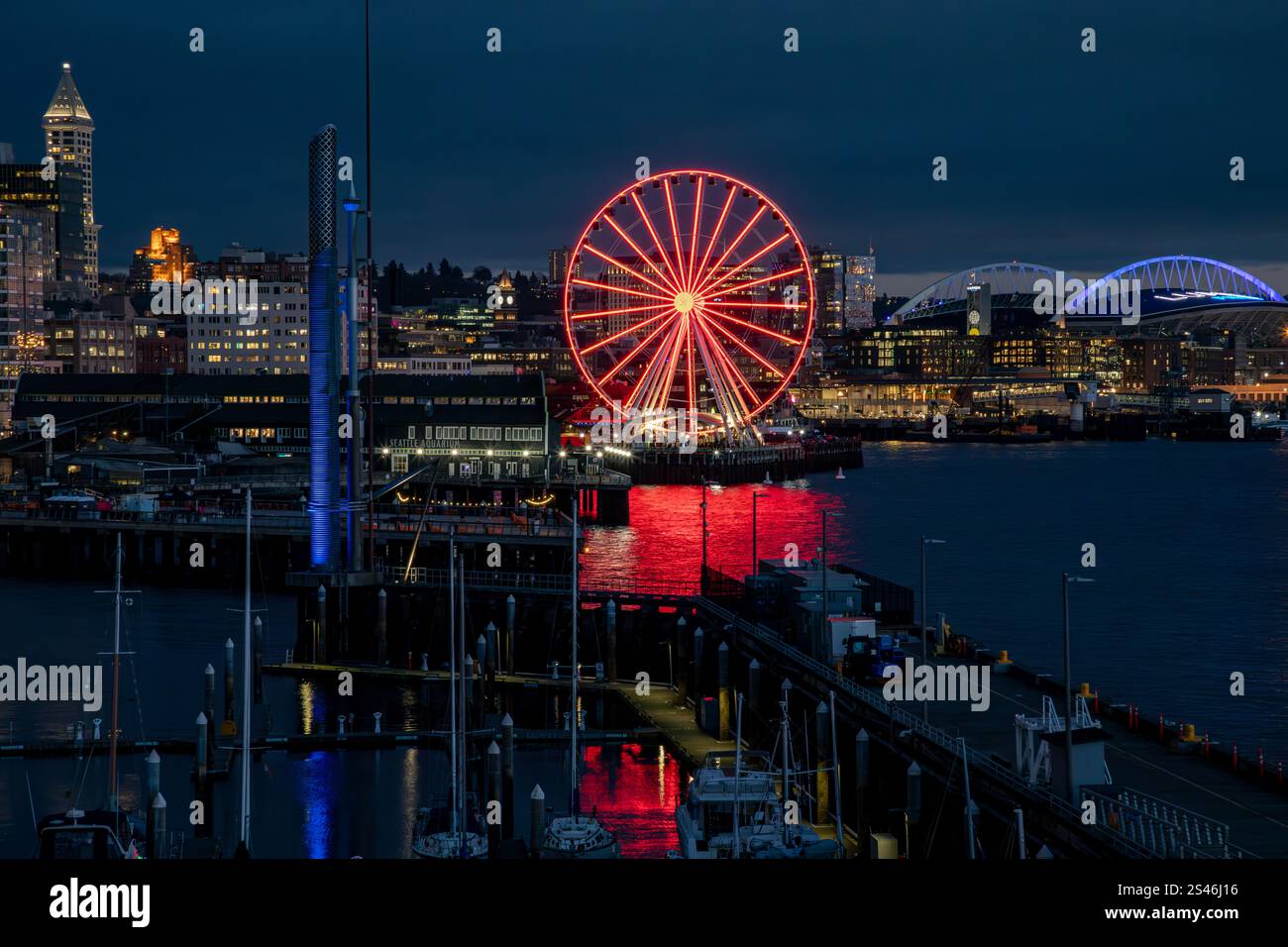 WA28078-00...WASHINGTON - Evening along the Seattle waterfront with the ...