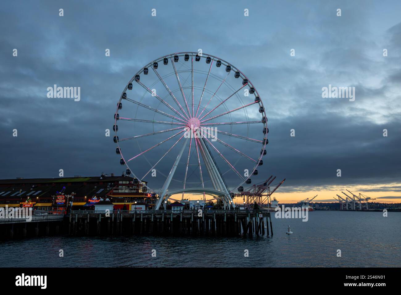 WA28090-00...WASHINGTON - The Seattle Great Wheel located at Miner's ...