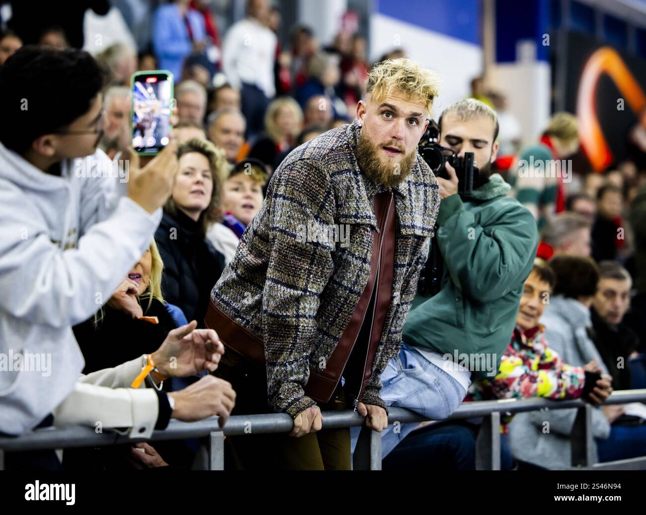 HEERENVEEN - Boxer Jake Paul encourages Jutta Leerdam in the women's ...