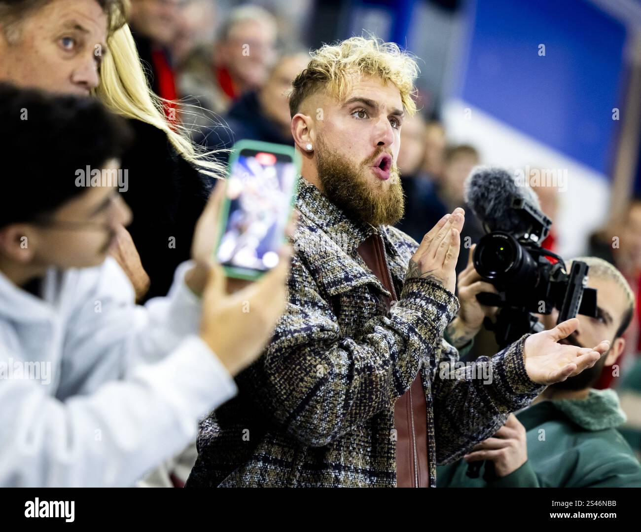 HEERENVEEN - Boxer Jake Paul encourages Jutta Leerdam in the women's ...