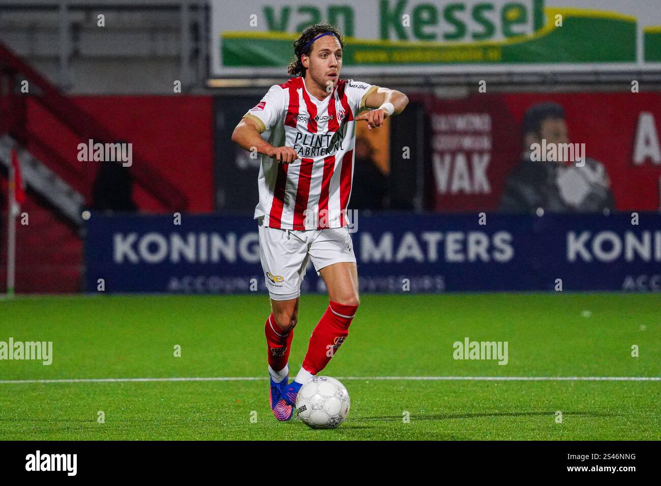 OSS, NETHERLANDS - JANUARY 10: Giovanni Troupee of TOP Oss dribbles ...