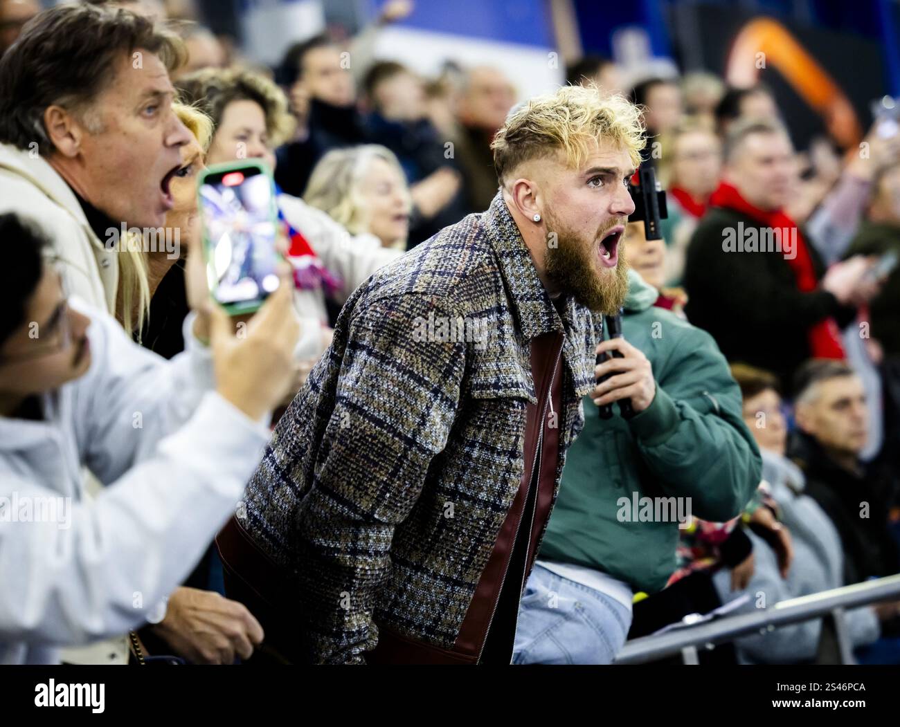HEERENVEEN - Boxer Jake Paul encourages Jutta Leerdam in the women's ...
