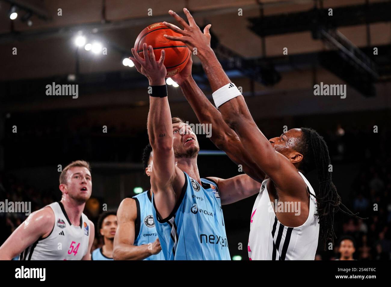 Niklas Wimberg (Veolia Towers Hamburg, #17 beim Rebound gegen ...