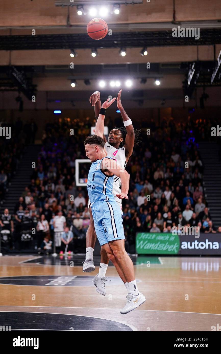 Phlandrous Fleming Jr (Telekom Baskets Bonn, #04) beim Wurf ueber Brae ...