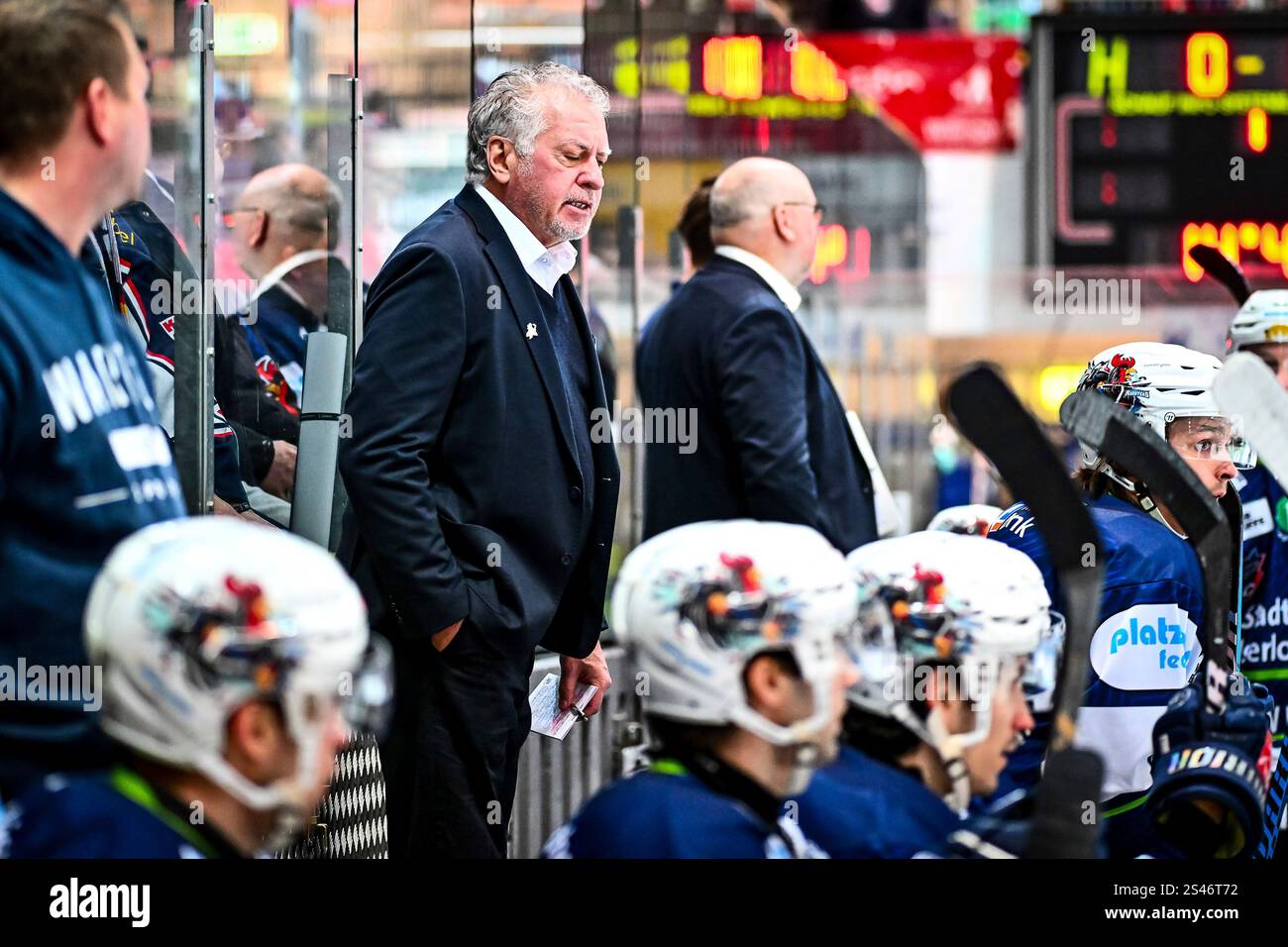 Iserlohn, Deutschland. 10th Jan, 2025. Doug Shedden (Cheftrainer ...
