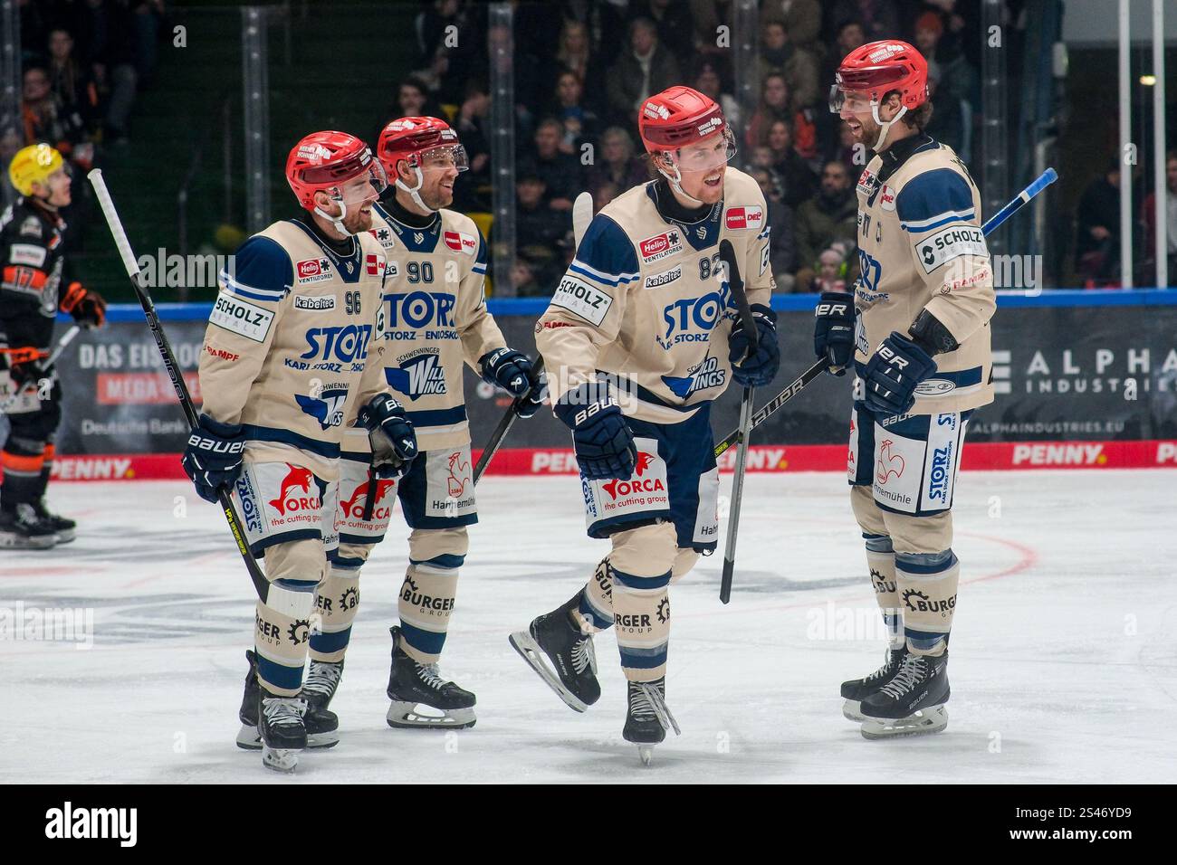 Brett Ritchie (Schwenninger Wild Wings, #82) und Team freuen sich ueber ...