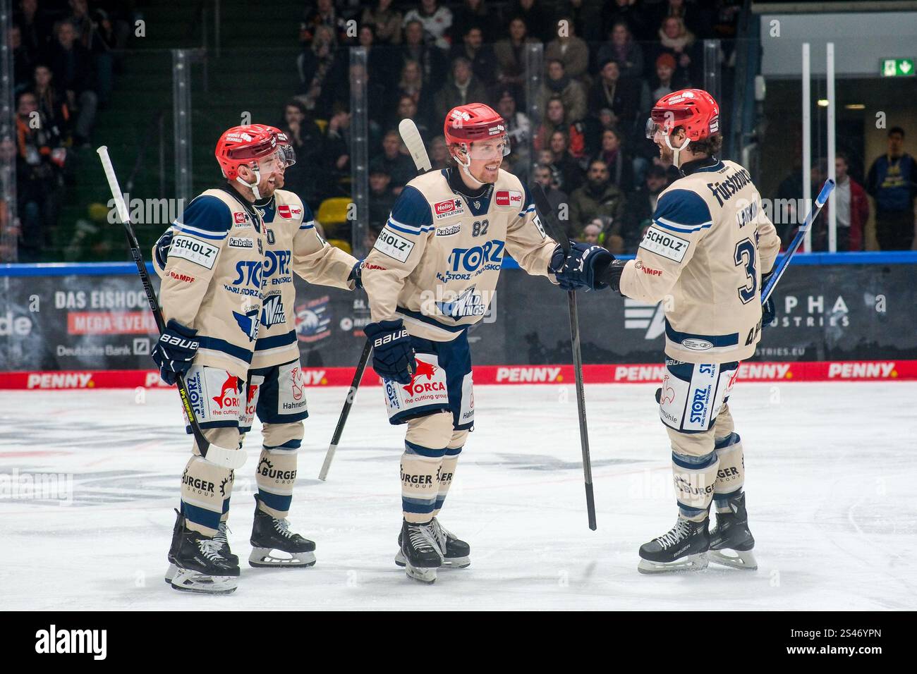 Brett Ritchie (Schwenninger Wild Wings, #82) und Team freuen sich ueber ...
