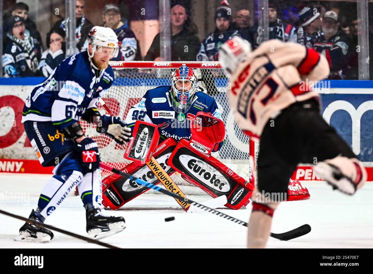 Roman Kechter (Nuernberg Ice Tigers, #73) schießt auf das Tor von ...