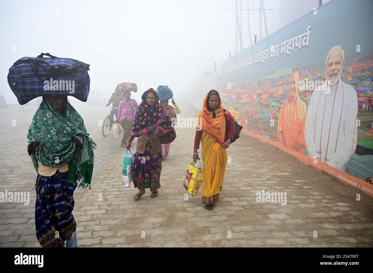 January 10, 2025: Prayagraj: Devotee arrive Sangam on a cold and foggy ...