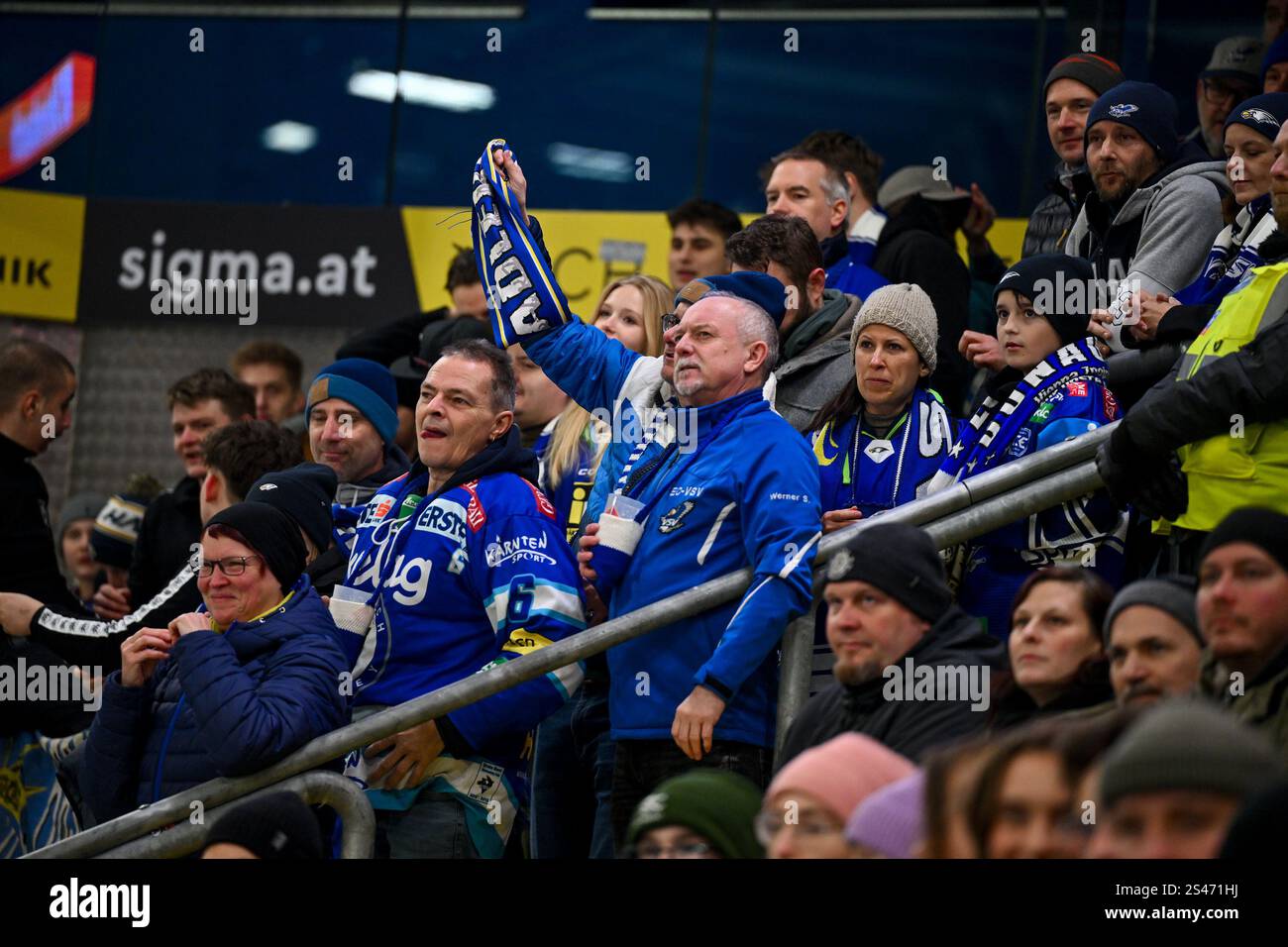Linz, Austria. 10th Jan, 2025. LINZ, AUSTRIA -JANUARY 10: Fans of EC ...
