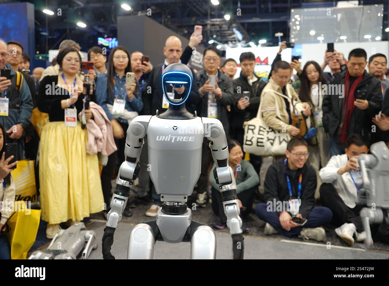 (250110) -- LAS VEGAS (U.S.), Jan. 10, 2025 (Xinhua) -- Visitors view a ...