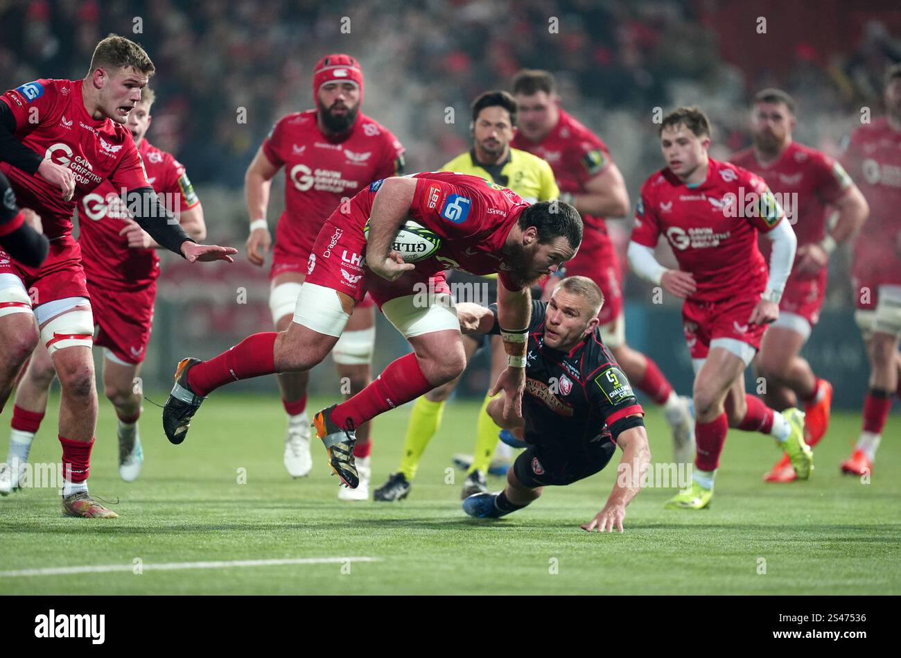Scarlets' Marnus van der Merwe and Gloucester's Chris Harris in action ...