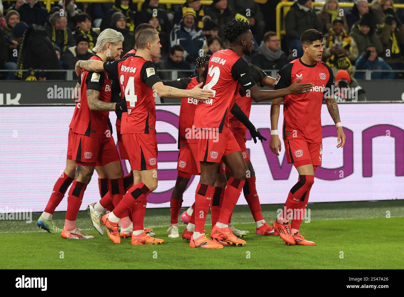 Dortmund, Deutschland. 10th Jan, 2025. Torjubel Bayer 04 Leverkusen GER, Borussia Dortmund gegen ...