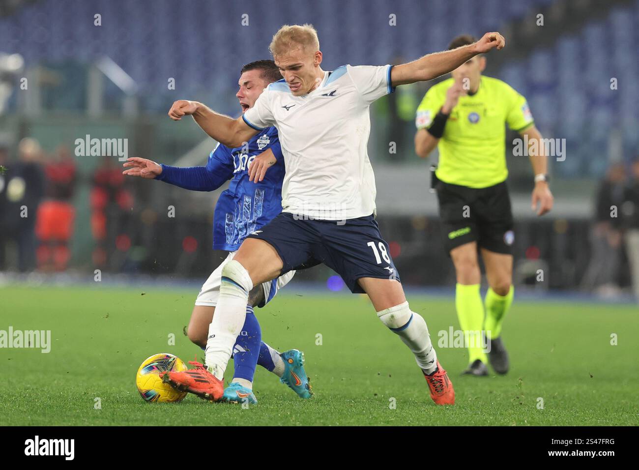 Rome, Italy. 10th Jan, 2025. Rome, Italy 10.01.2025 : Gabriel Strefezza of Como, Gustav Isaksen ...