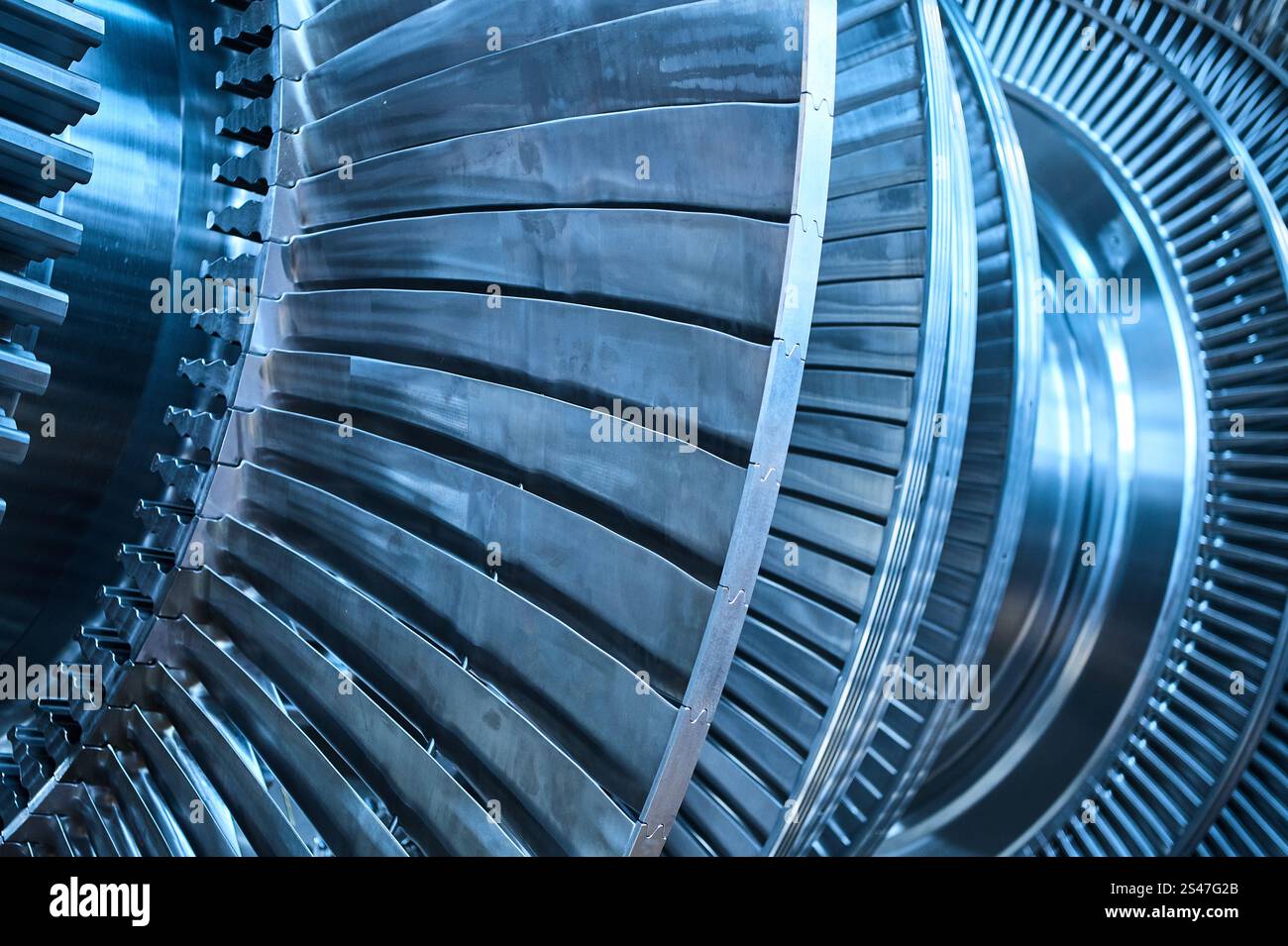 Shiny rotor of powerful steam turbine in light workshop Stock Photo - Alamy