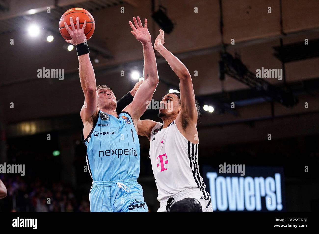 Hamburg, Deutschland. 10th Jan, 2025. Brae Ivey (Veolia Towers Hamburg, #01) beim Korbleger ...