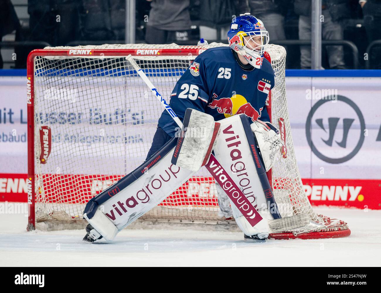 Zeigte eine starke Leistung: Simon Wolf (Torwart, EHC Red Bull Muenchen ...