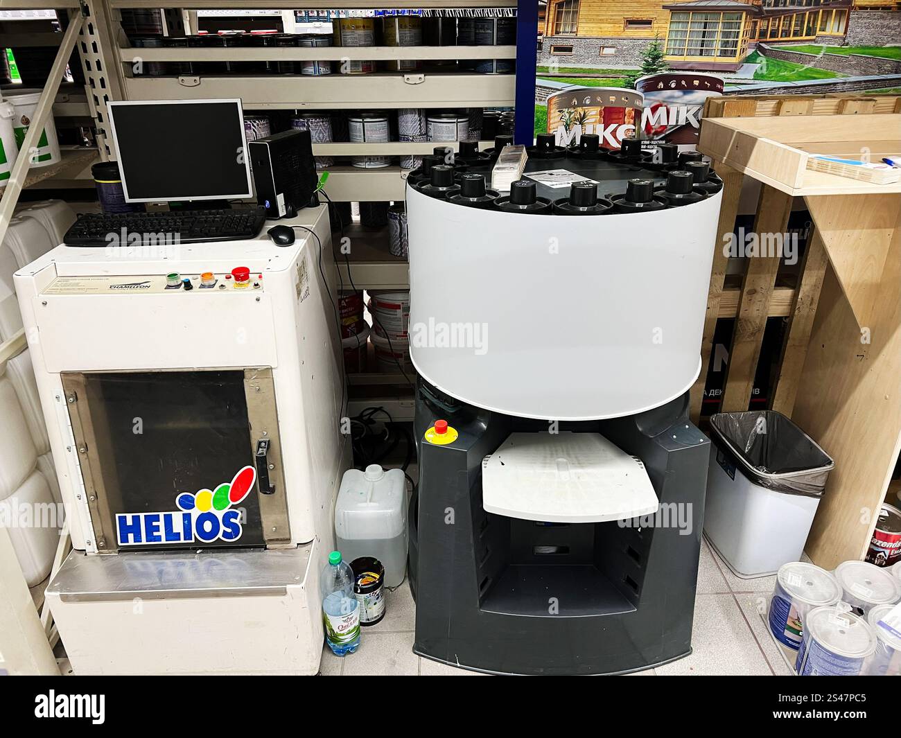 Paint mixer setup hi-res stock photography and images - Alamy