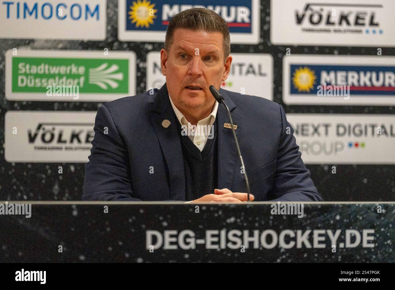 Tom Pokel (Straubing Tigers, Trainer) bei der Pressekonferenz nach dem ...