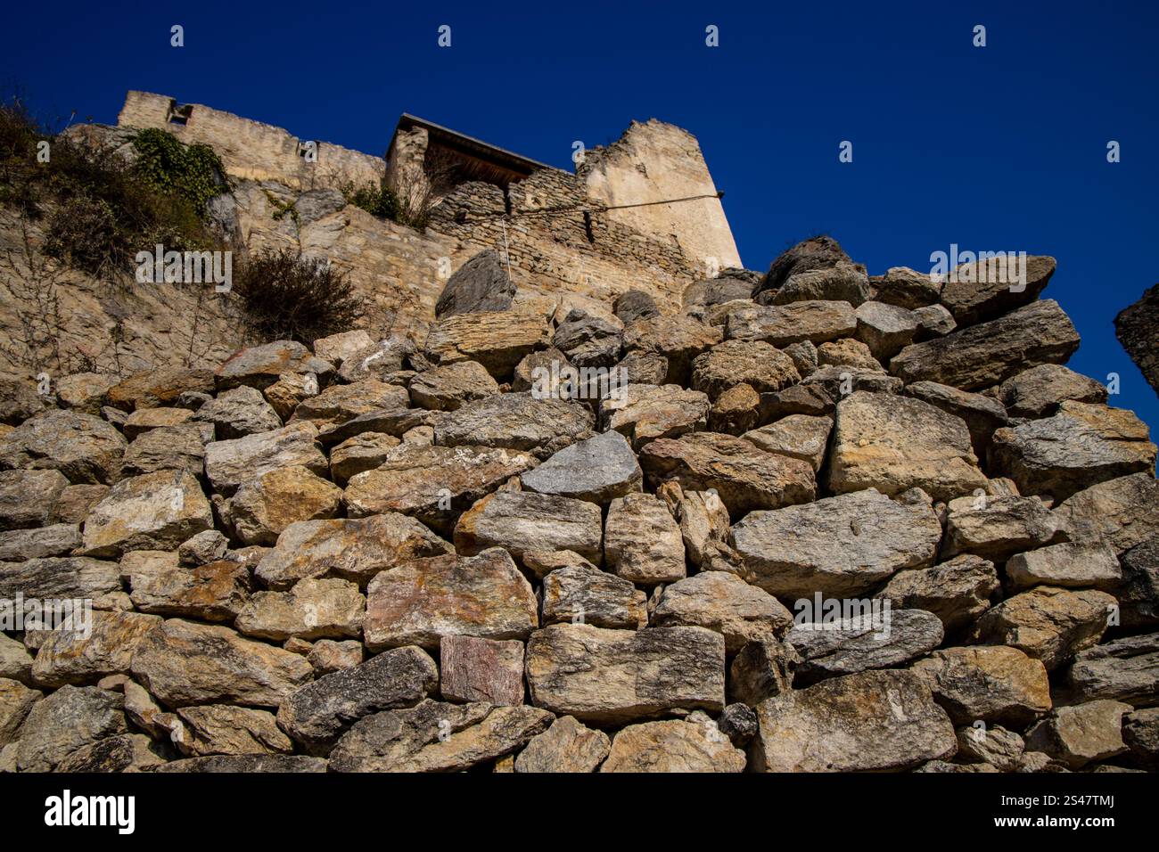 Stones texture of a medieval castle wall. Dry stone pattern of an ...